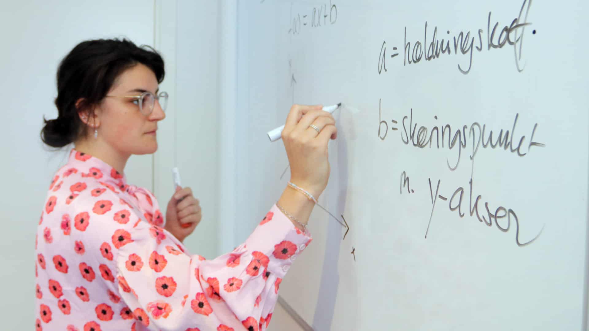 Laura giver en hånd med lektierne: - Det giver mig hjertevarme at ...