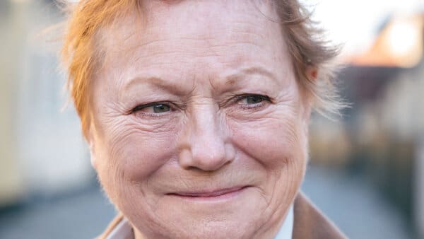 Lisbet Dahl vender tilbage til revyscenen og giver håndplukket ...