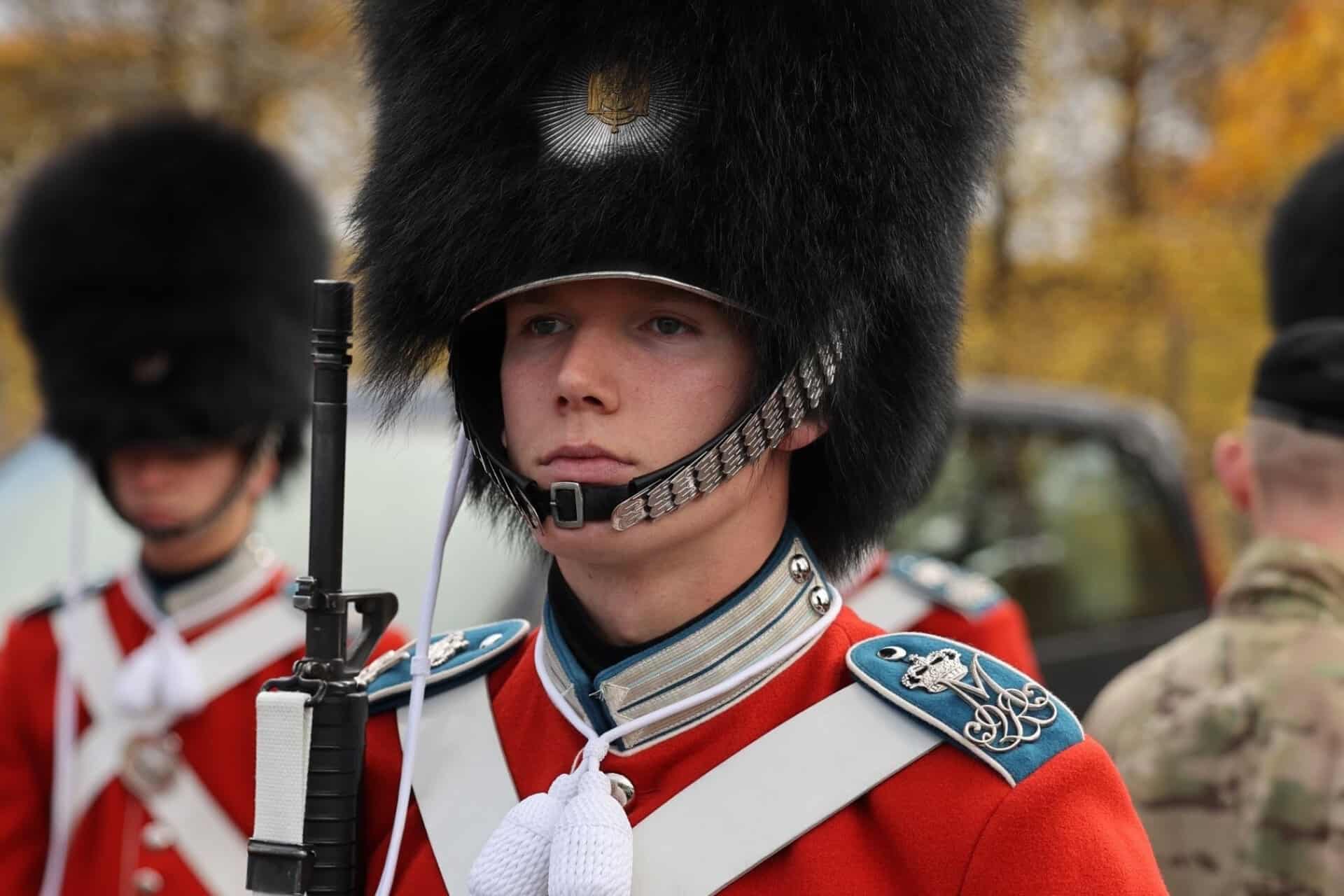Gardere skal have Frederiks monogram på uniformen efter tronskifte ...