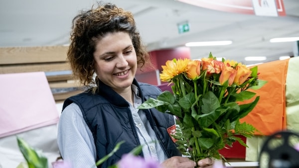 Maja binder blomster til Superbrugsens kunder: Blomster skaber glæde ...
