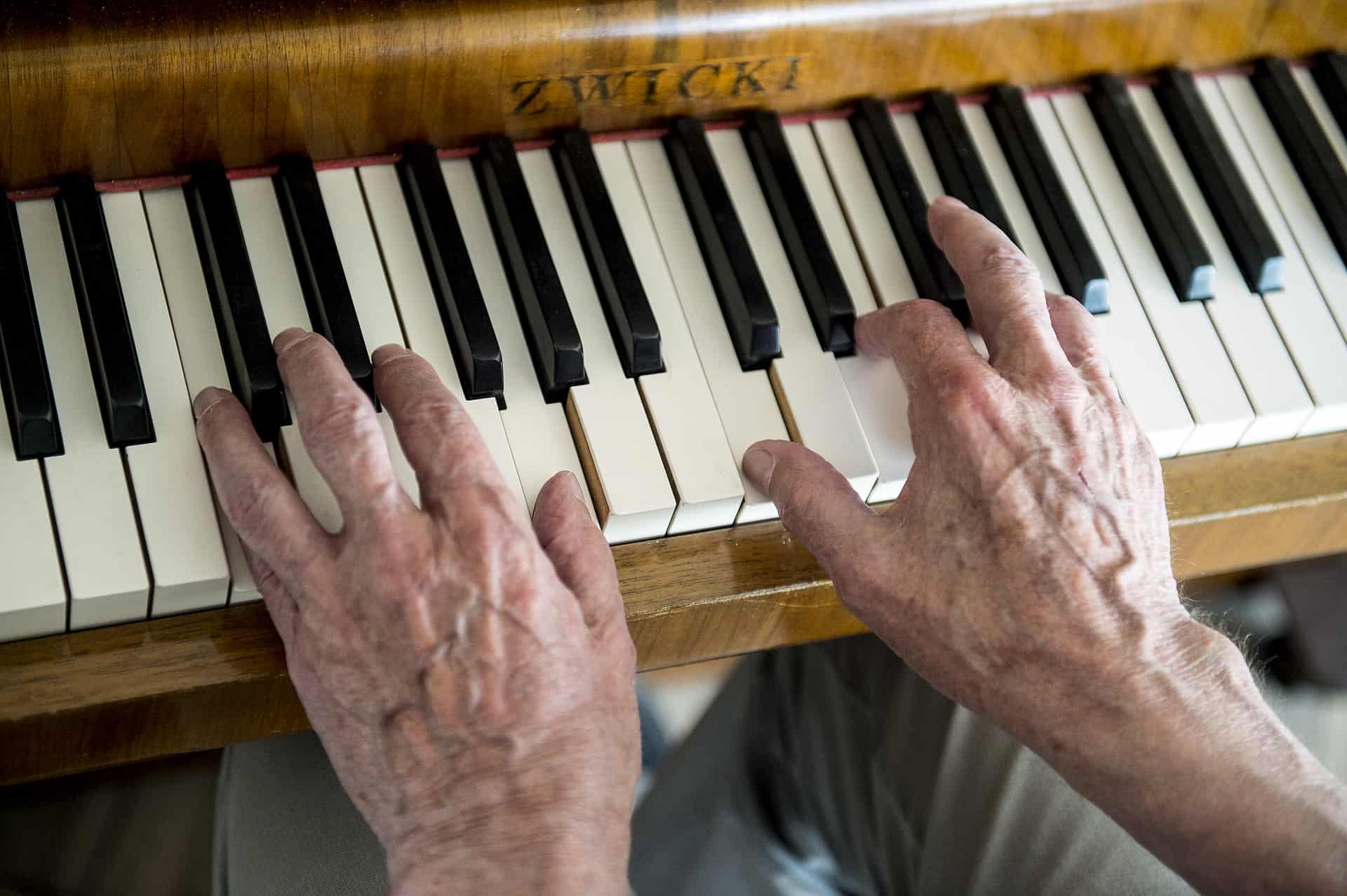 80-årig spiller musik for de gamle på plejecentret: - Jeg kan ikke ...