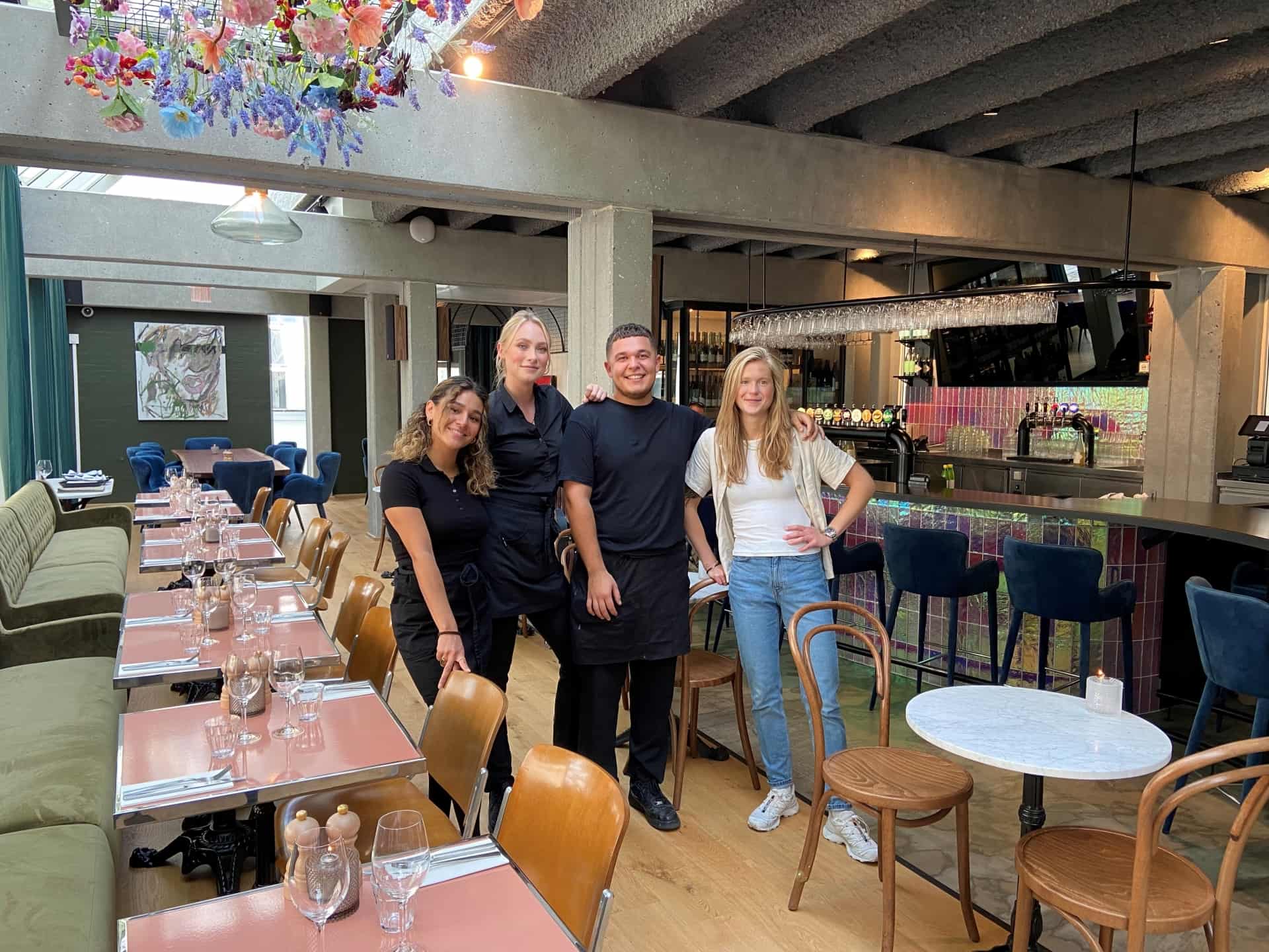 - Når man hænger en kæmpe diskokugle op i loftet er stemningen ligesom ...