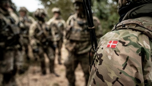 Derfor vrimler det med kampklædte soldater og militærkøretøjer i ...
