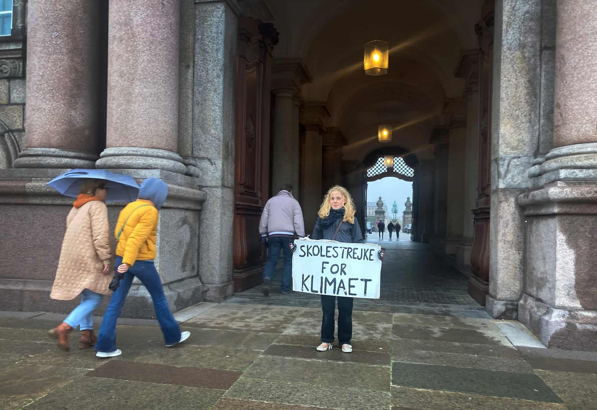 Caroline dropper skolen for klimaet og rejser med bus til COP26 - læs ...