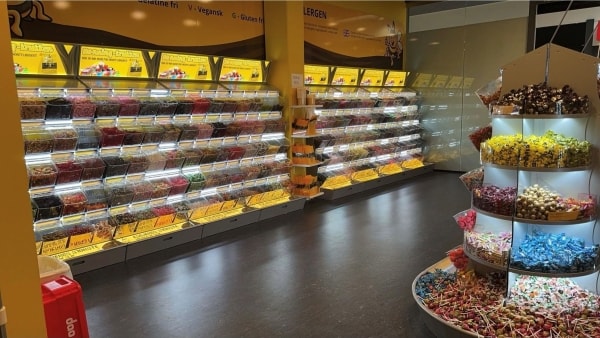 Ny butik til den søde tand: Her kan du blande mere end 320 forskellige ...