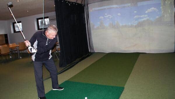 TOFTLUND: Golfsimulator gør vinteren kortere på golfbanen | ugeavisen.dk