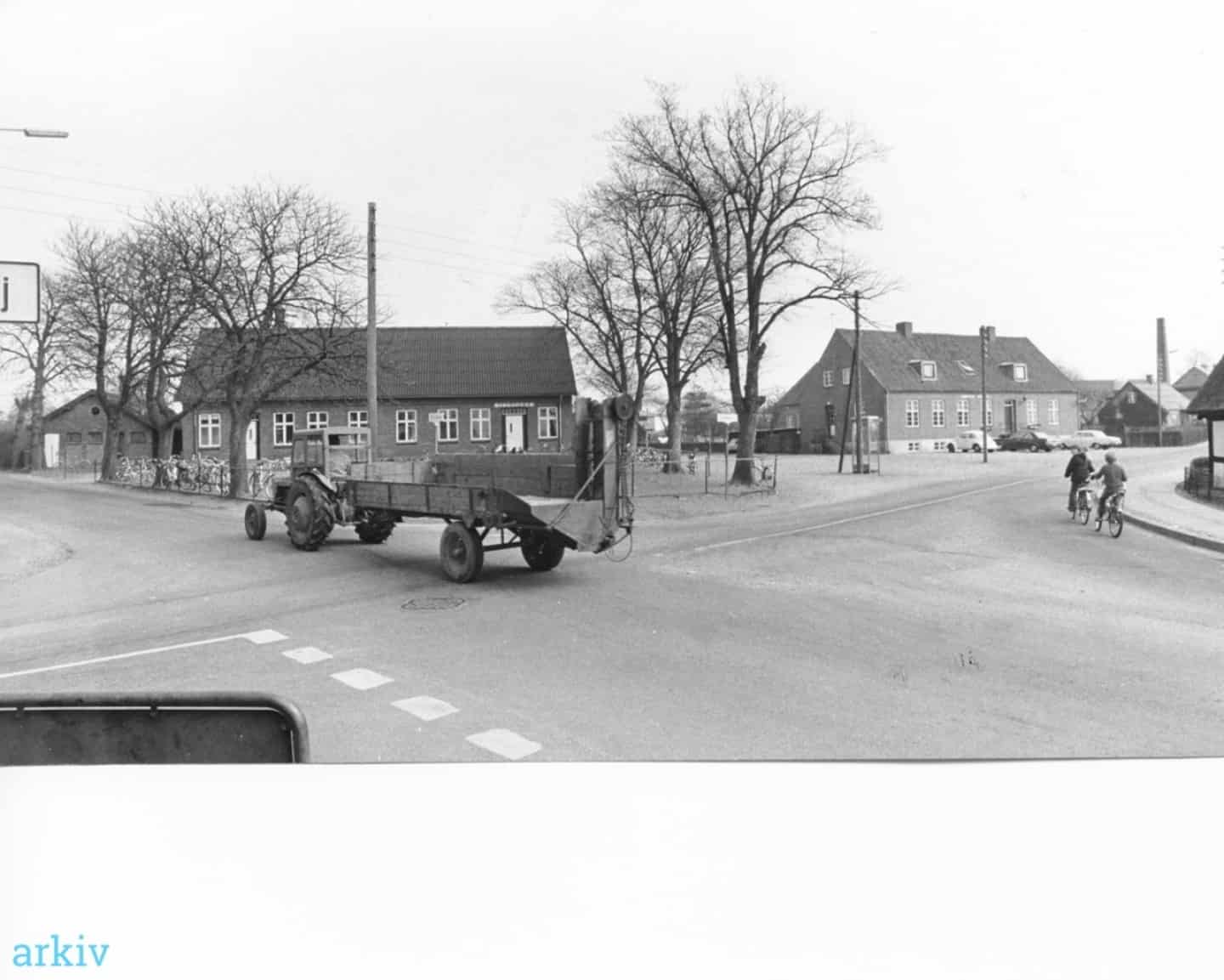 Kan du genkende stedet? Vi fandt seks gamle billeder af Hinnerup og Søften og besøgte samme sted ...