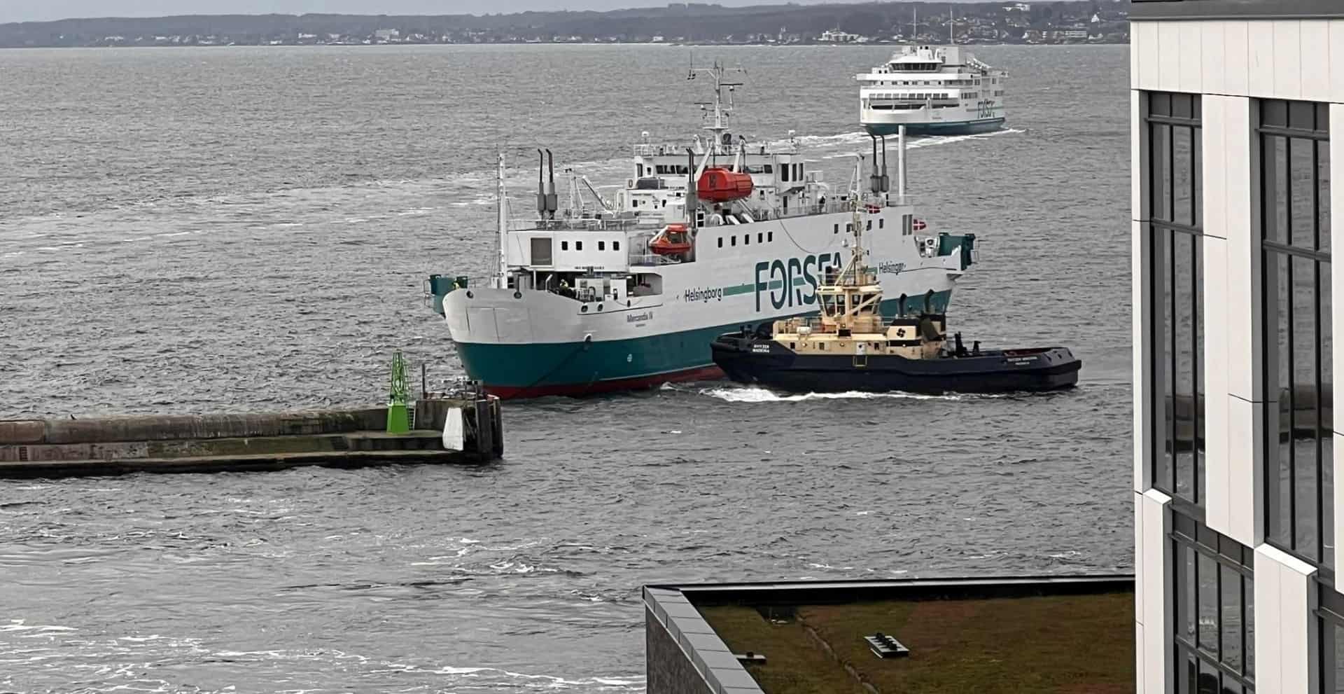 Forsea-færge gik i stå ude på Øresund: Slæbebåd blev nødt til at ...