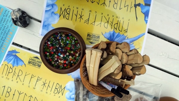 Lav magiske amuletter med trylleremser i runer | ugeavisen.dk