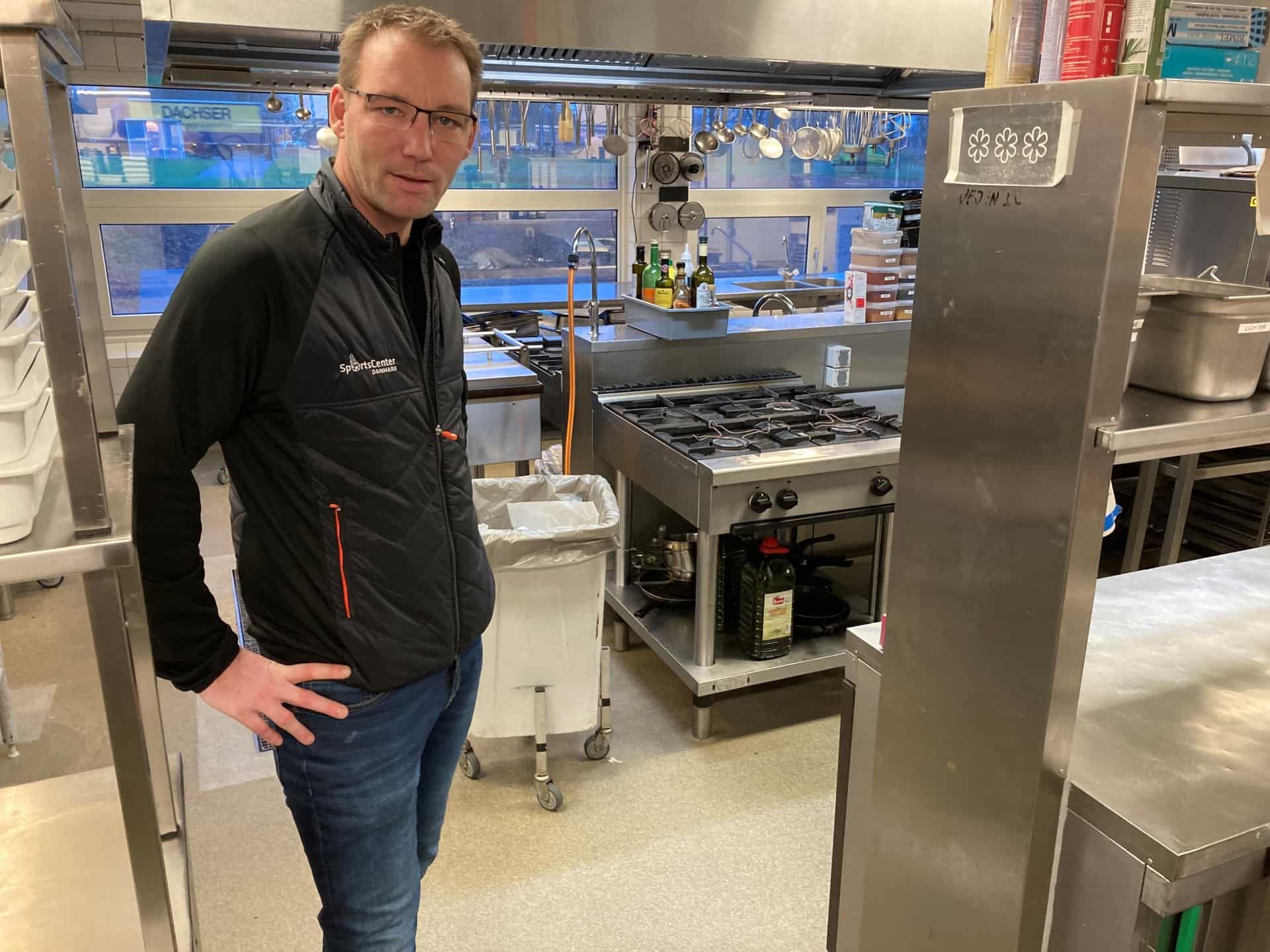 Jesper startede i køkkenet som 14-årig: Nu er han chef for 100, men er ...