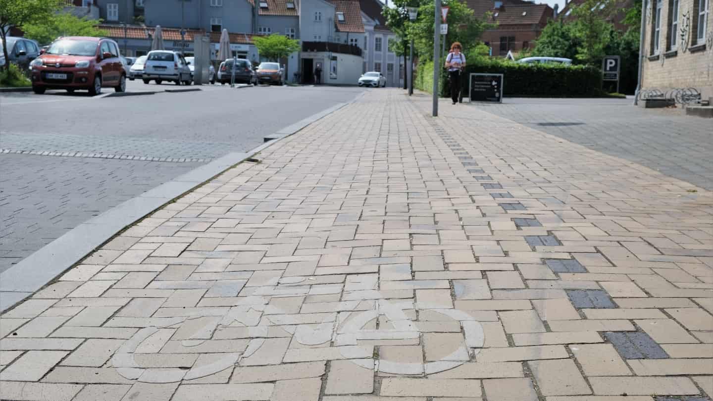 Farlige klinker på cykelsti midt i byen skal væk: - Gå til Louis ...