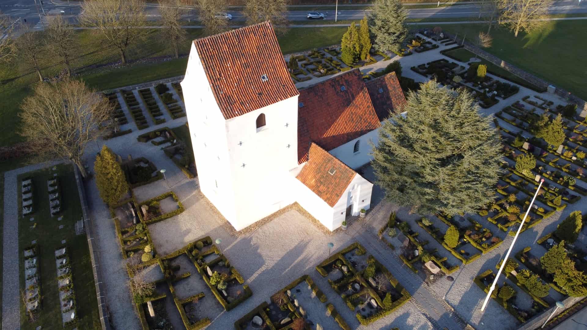 Svend fra Tranbjerg kan ikke sidde stille, så han er flyvende fotograf ...