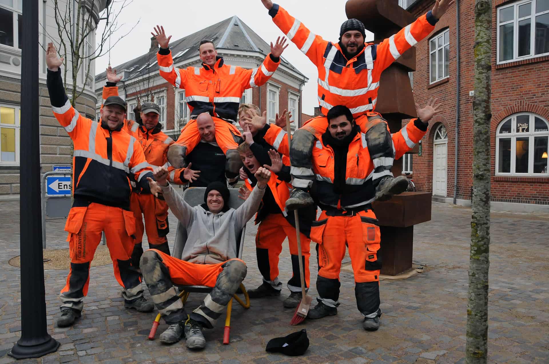 Brolæggerne har sat et stensikkert aftryk i Varde midtby:Et år på knæ ...