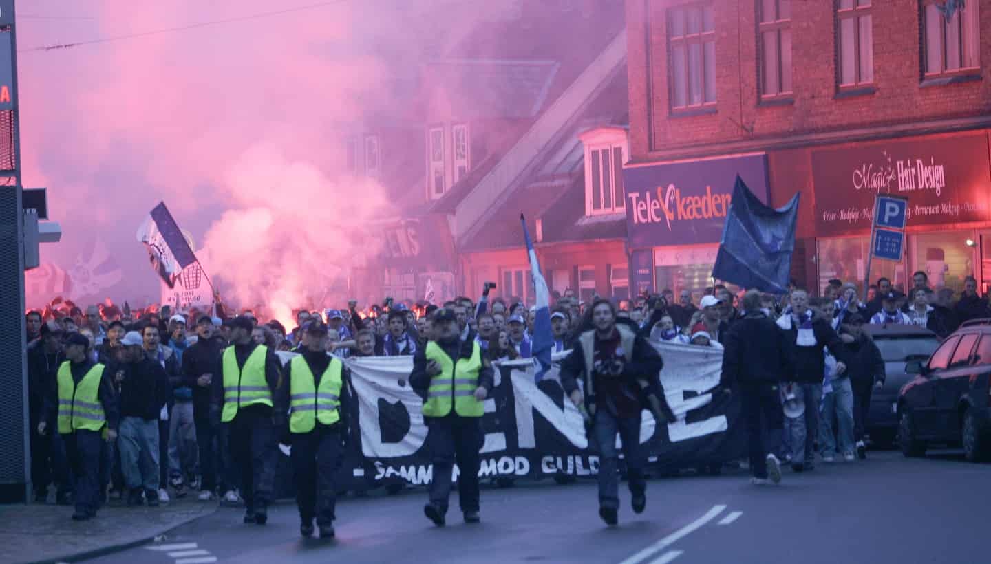 OB-tilhængere i fan-march gennem byen | fyens.dk