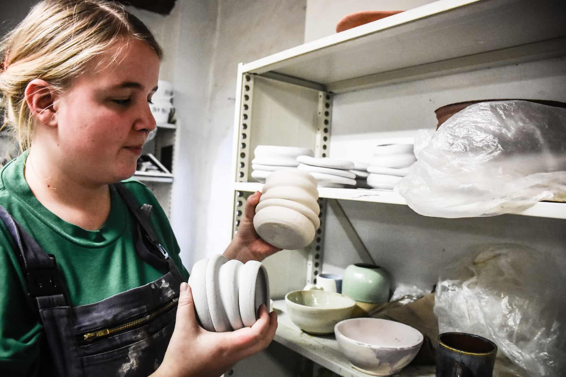 Vinterudstilling: Emma Rose og Inga Amalie krydser linjerne | ugeavisen.dk