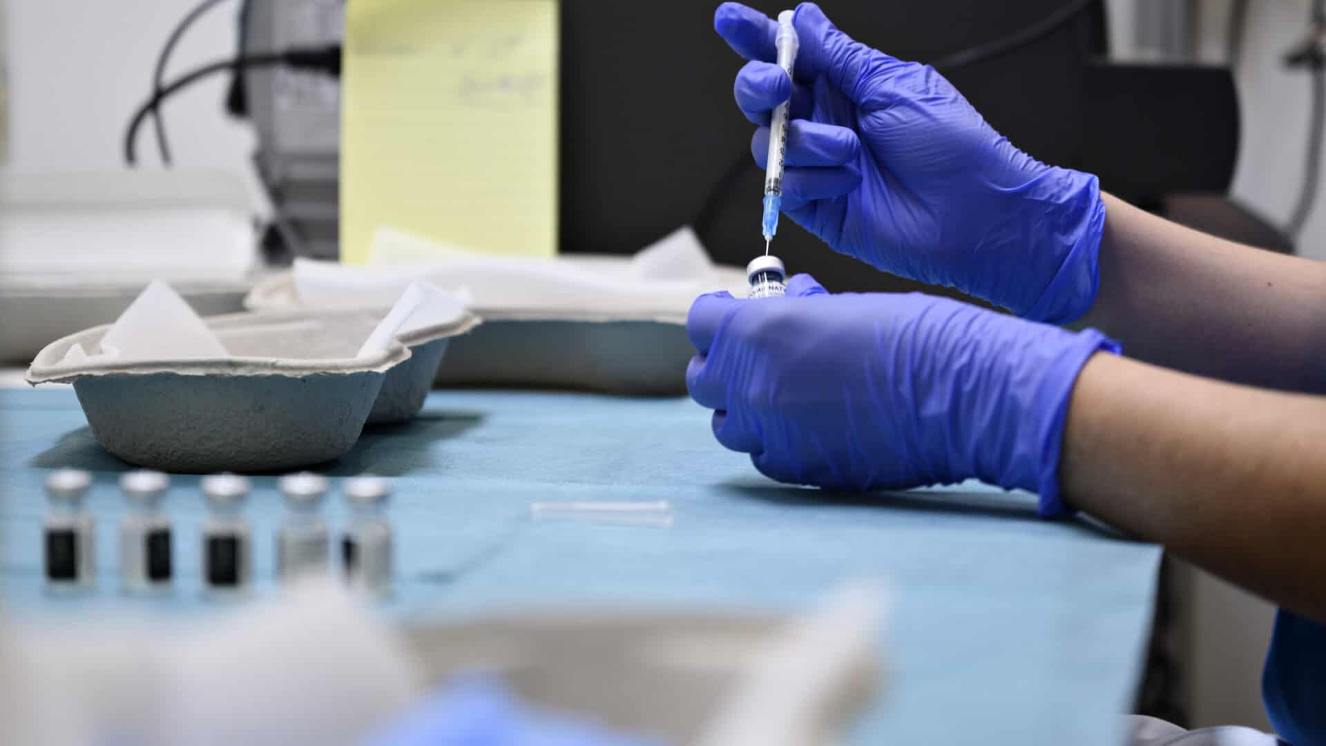 Nu kan du selv vælge: Er du klar til et stik med AstraZeneca eller ...