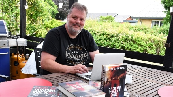 Lars er godt på vej til at kunne leve af at skrive krimier: - Hvis jeg ...