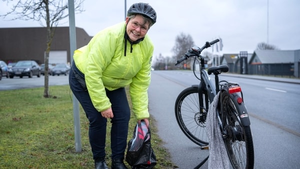 På cykelturen til arbejde samler Janni skrald og pantflasker: Pengene ...