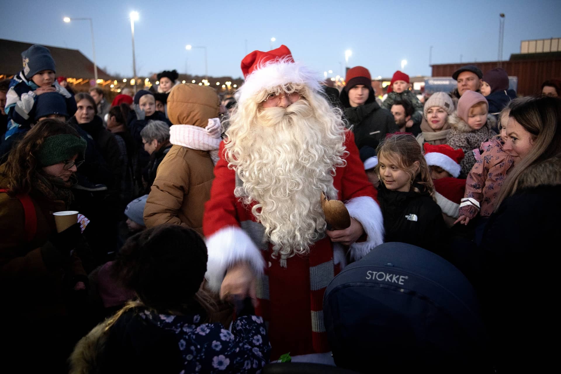 Se billederne: Julemanden og byens børn talte ned, og så kom der lys i ...