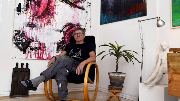 Steen Nørgaard fra Galleri Halmtorvet i Mariager brænder sine billeder ...