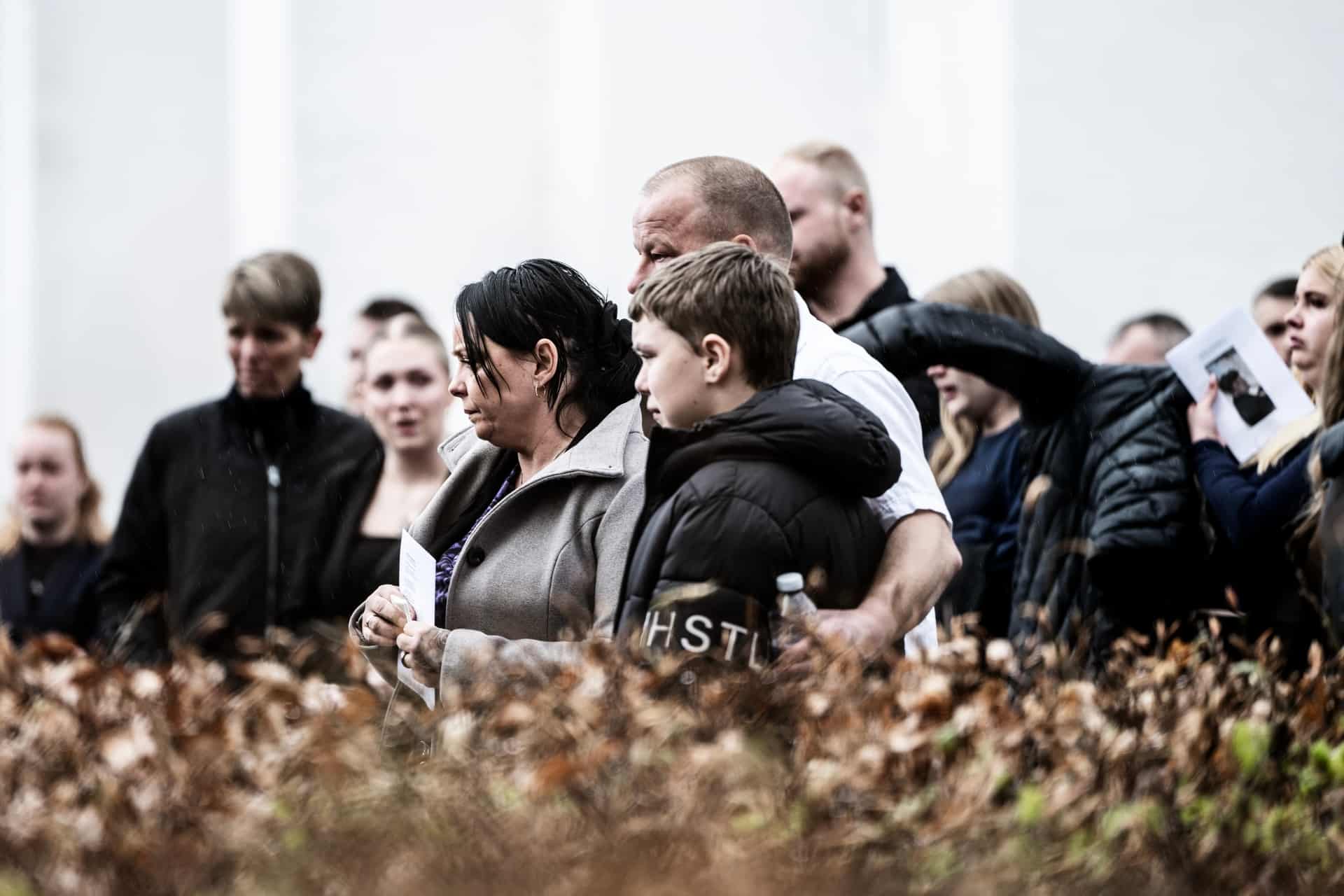 Se video og billeder: I dag blev Simon begravet - der var både sorg ...