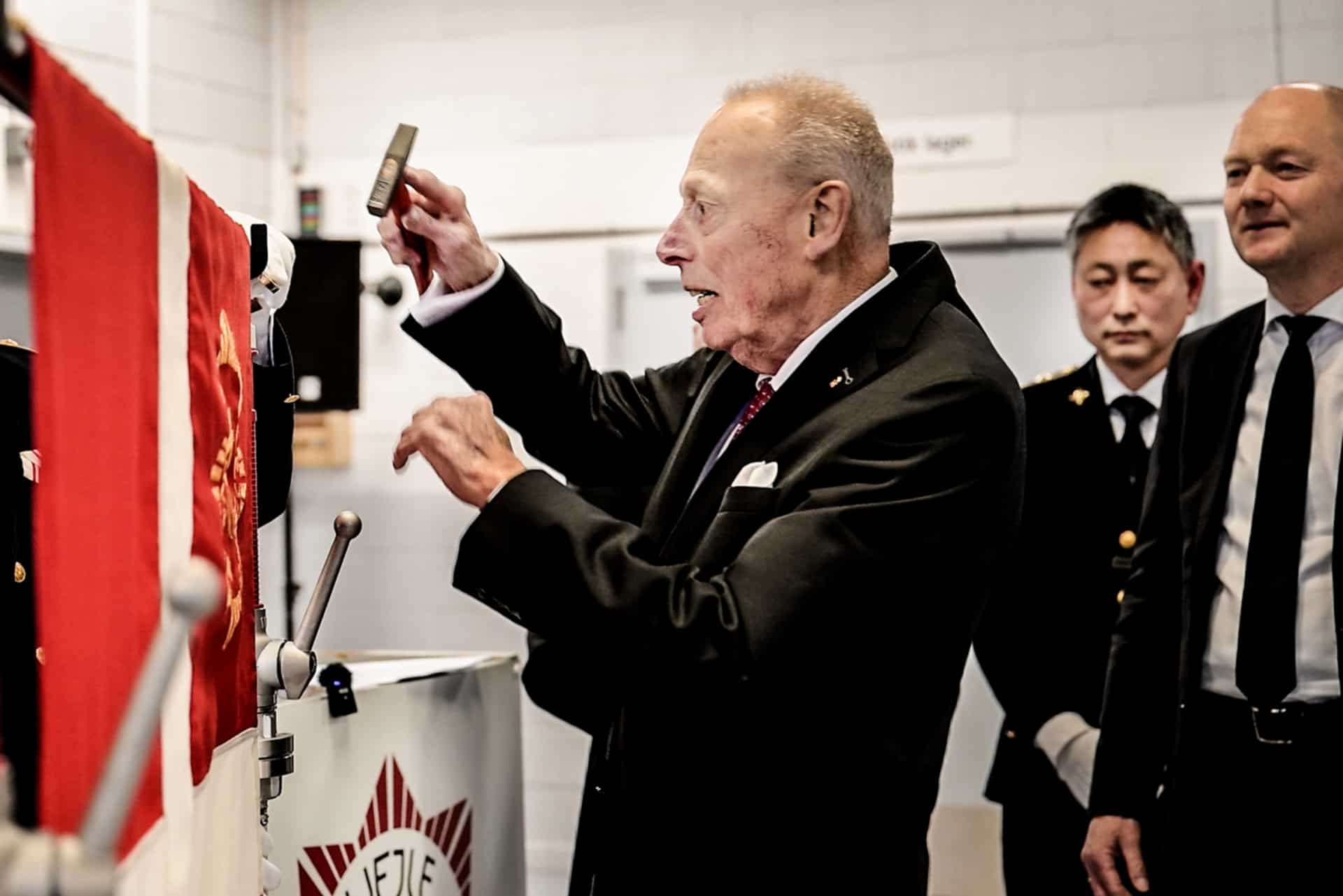 Grev Ingolf slog det første søm i Vejle Brandstations nye fane, og det ...