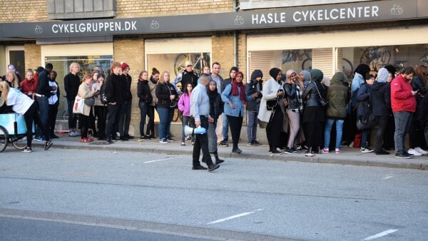Laaang kø på Hasle Torv: Dominos åbnet med pizza til en krone | stiften.dk