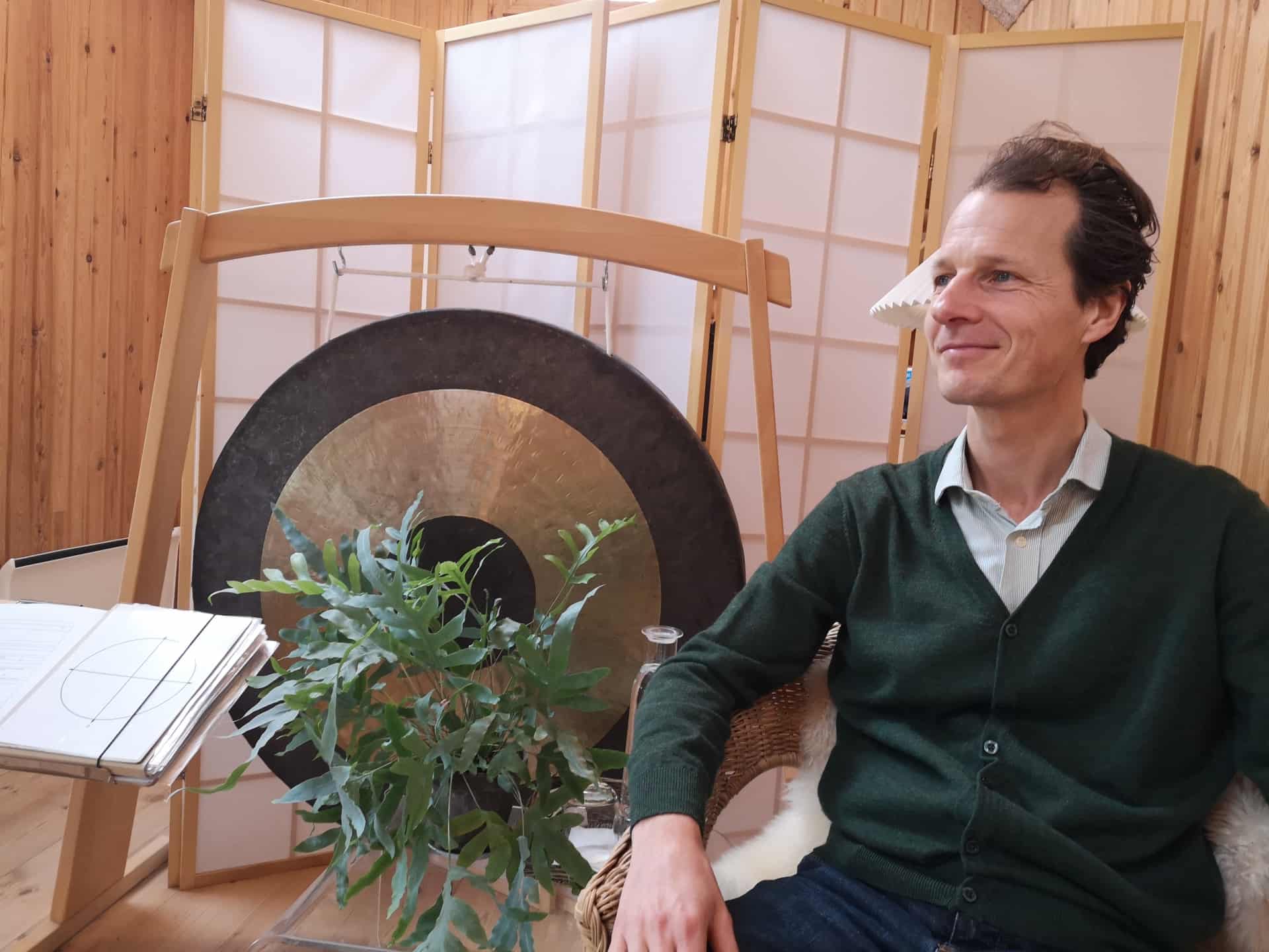 Magnus blev afhængig af smøger som barn og så døden i øjnene: Nu ...