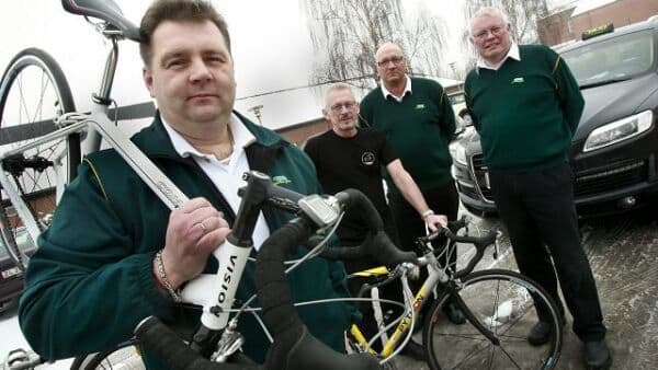 Taxachauffører cykler en tur til Paris | stiften.dk