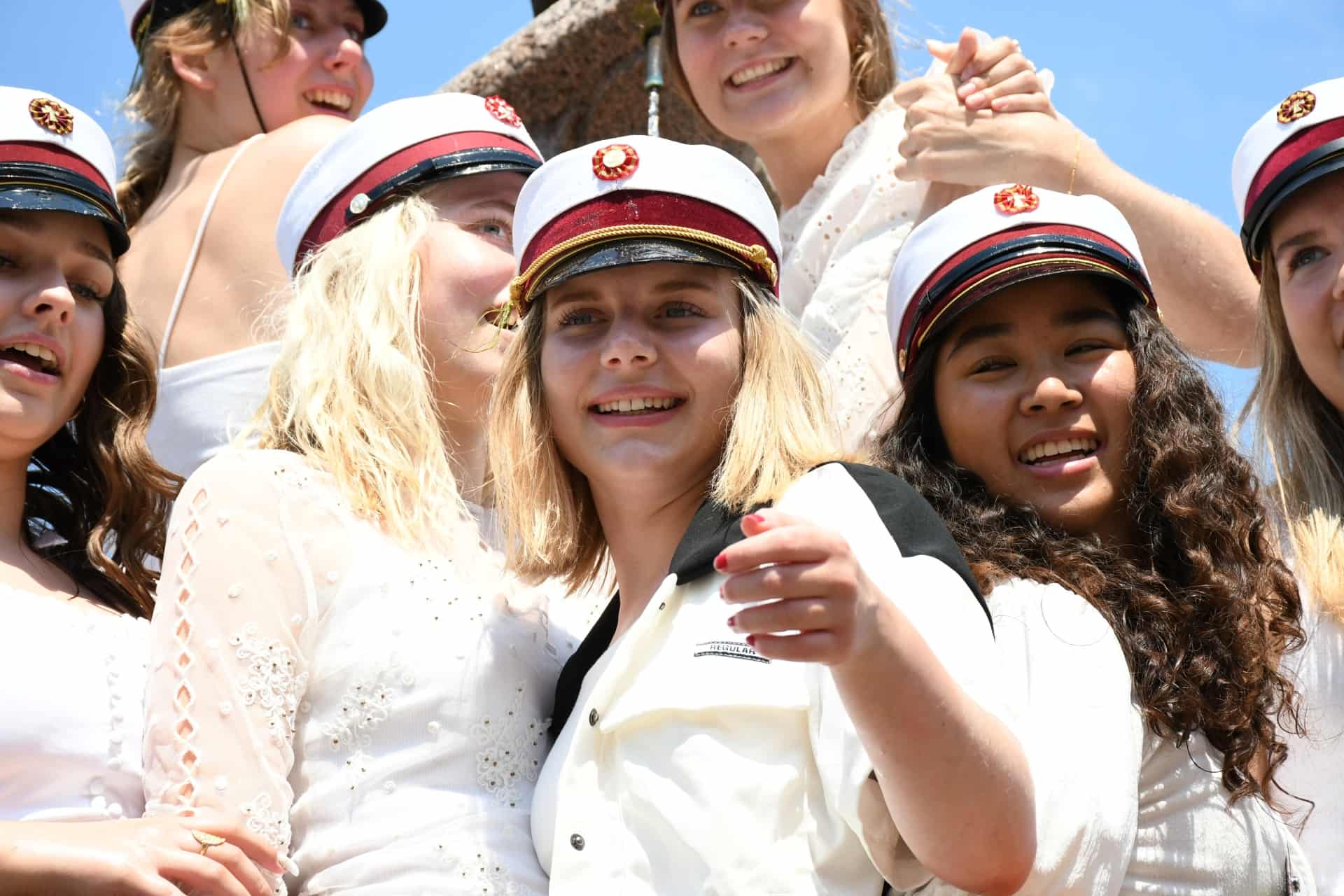 Se billederne: Våde studenter fejrer huen med tur i springvandet ...