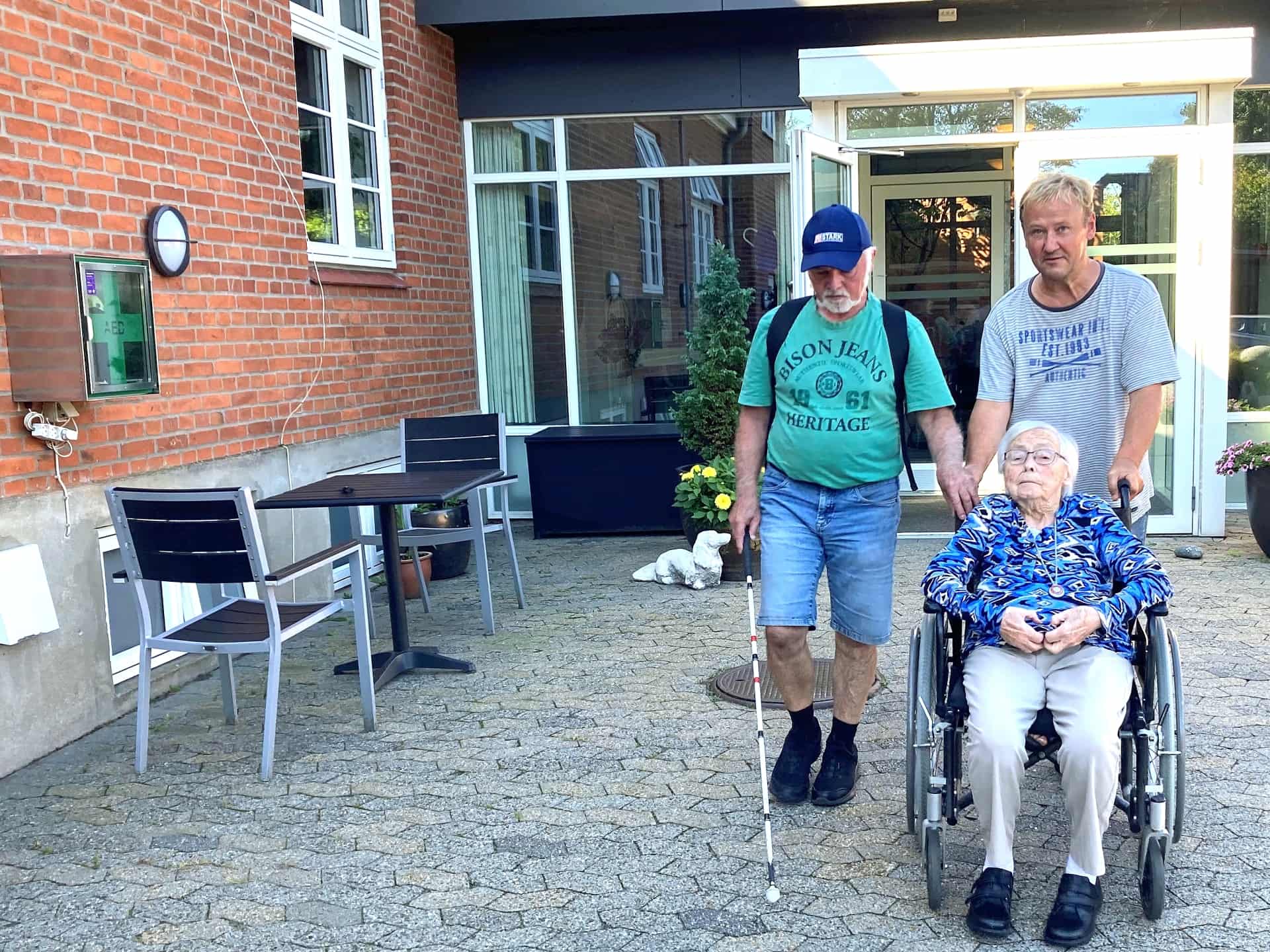 Blinde Karl Emil går hver dag om til sin mor på plejehjemmet: Lukker de det, er det slut | jv.dk