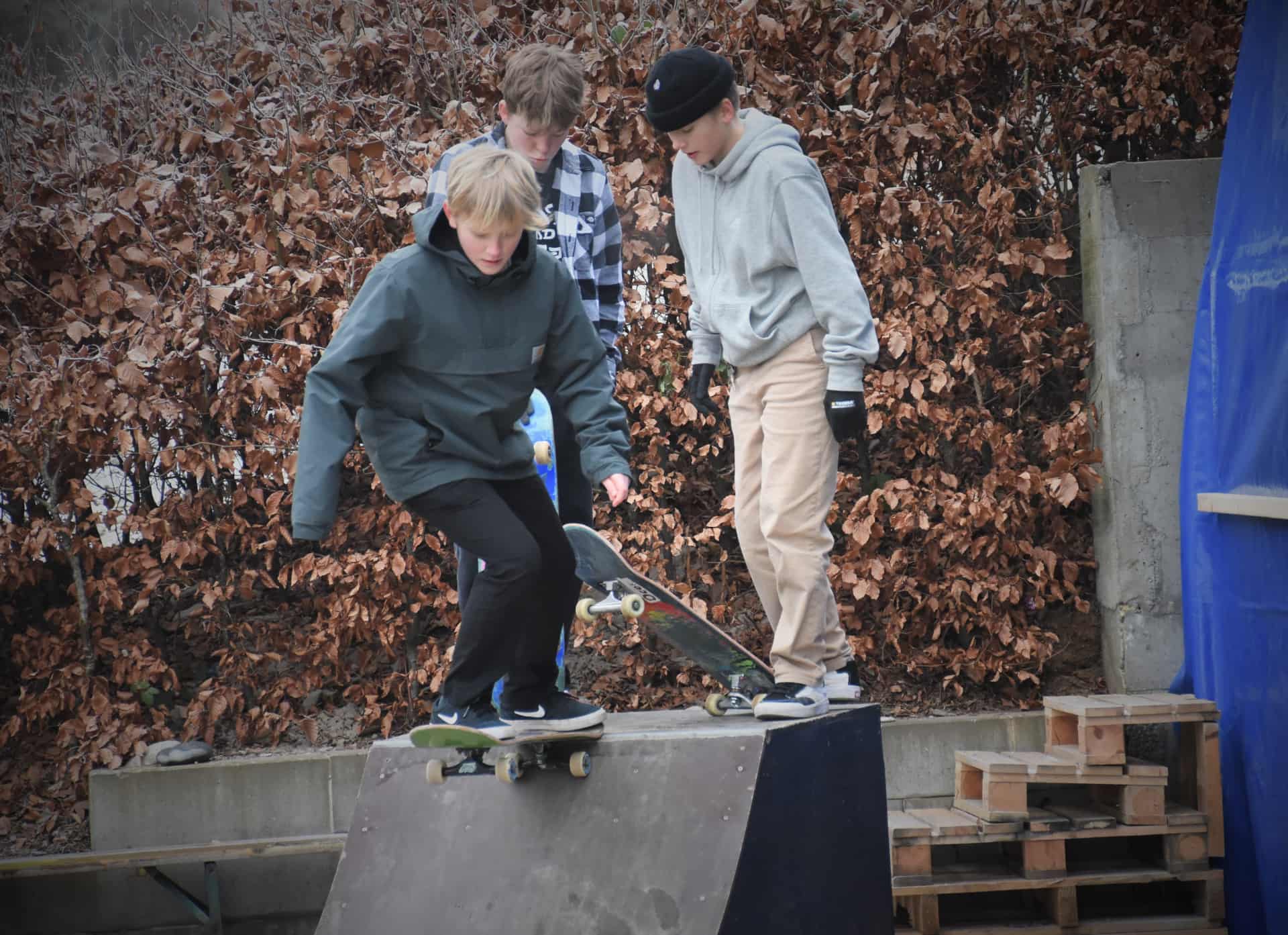 De tre venner drømmer om en skaterpark: De skater på parkeringspladsen derhjemme | jv.dk