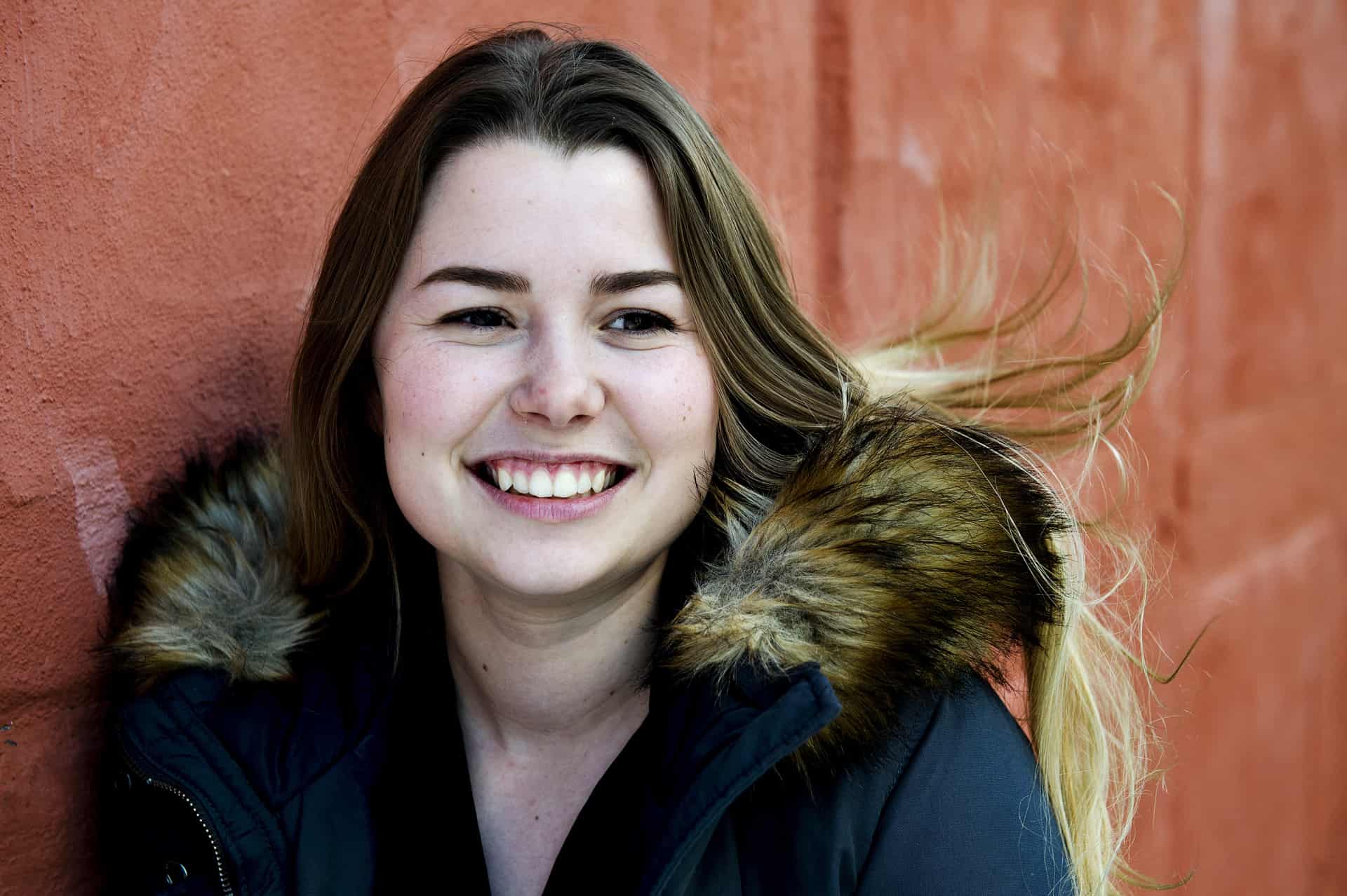 Frida er det nye ansigt på redaktionen | jv.dk