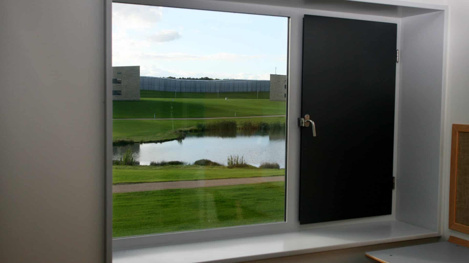 Genåbning på Enner Mark: Indsatte kan igen få besøg og komme på udgang ...