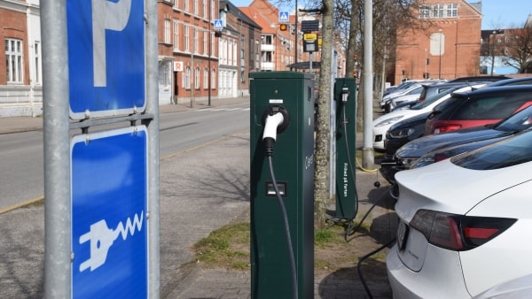Nu kommer der snart flere ladestandere på Fredericias parkeringspladser | jv.dk