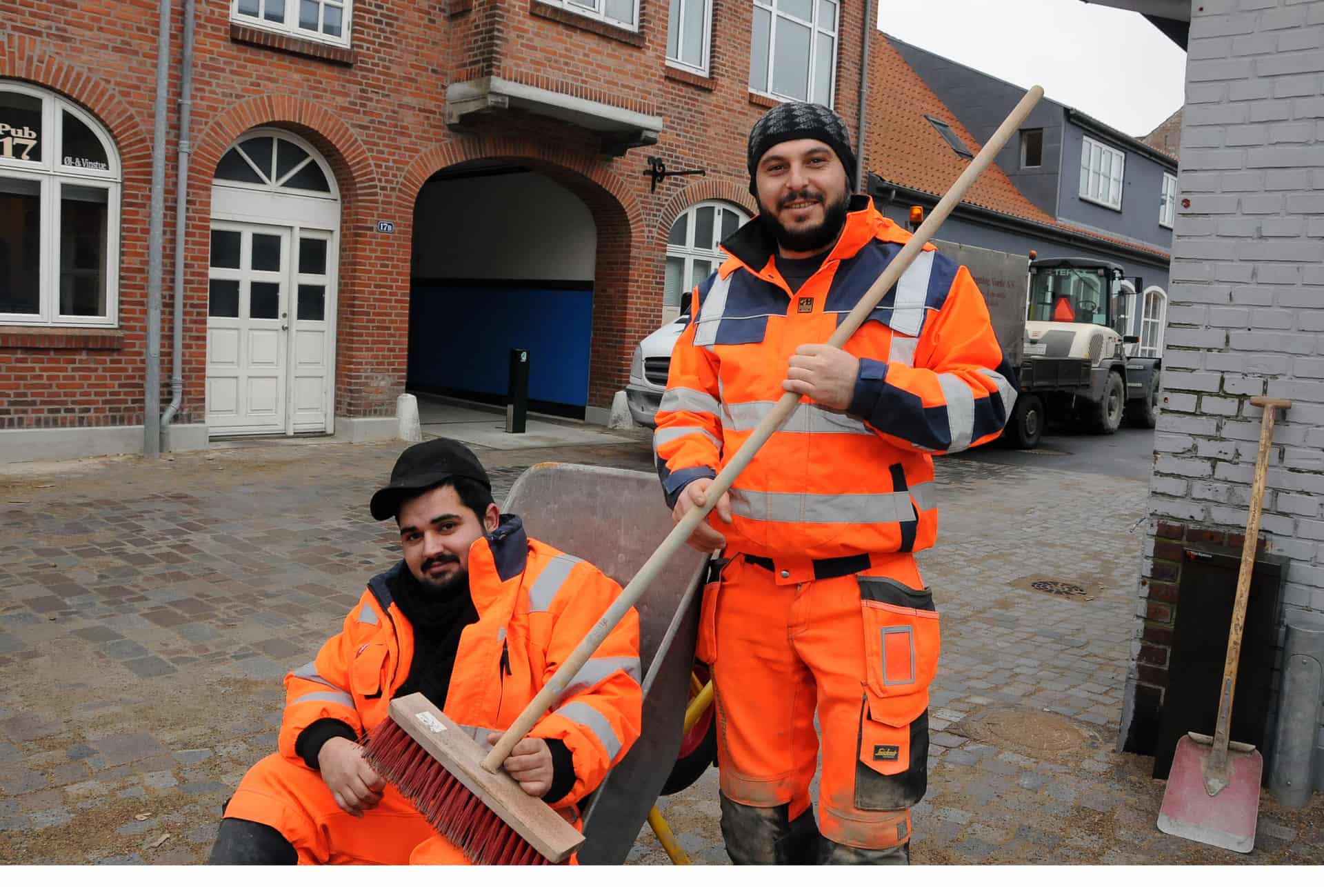 Brolæggerne har sat et stensikkert aftryk i Varde midtby:Et år på knæ ...