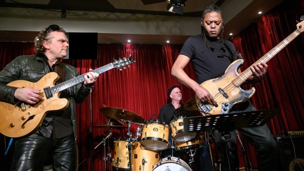 En af verdens bedste funky jazzbassister Linley Marthe lander i ...