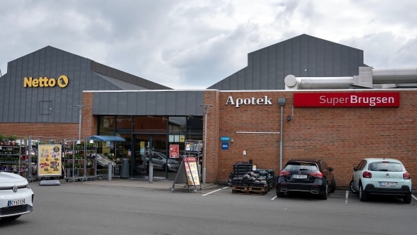 Ét supermarked fjerner kontroversielt skilt om skolebørn - det andet holder stand | erhvervplus.dk