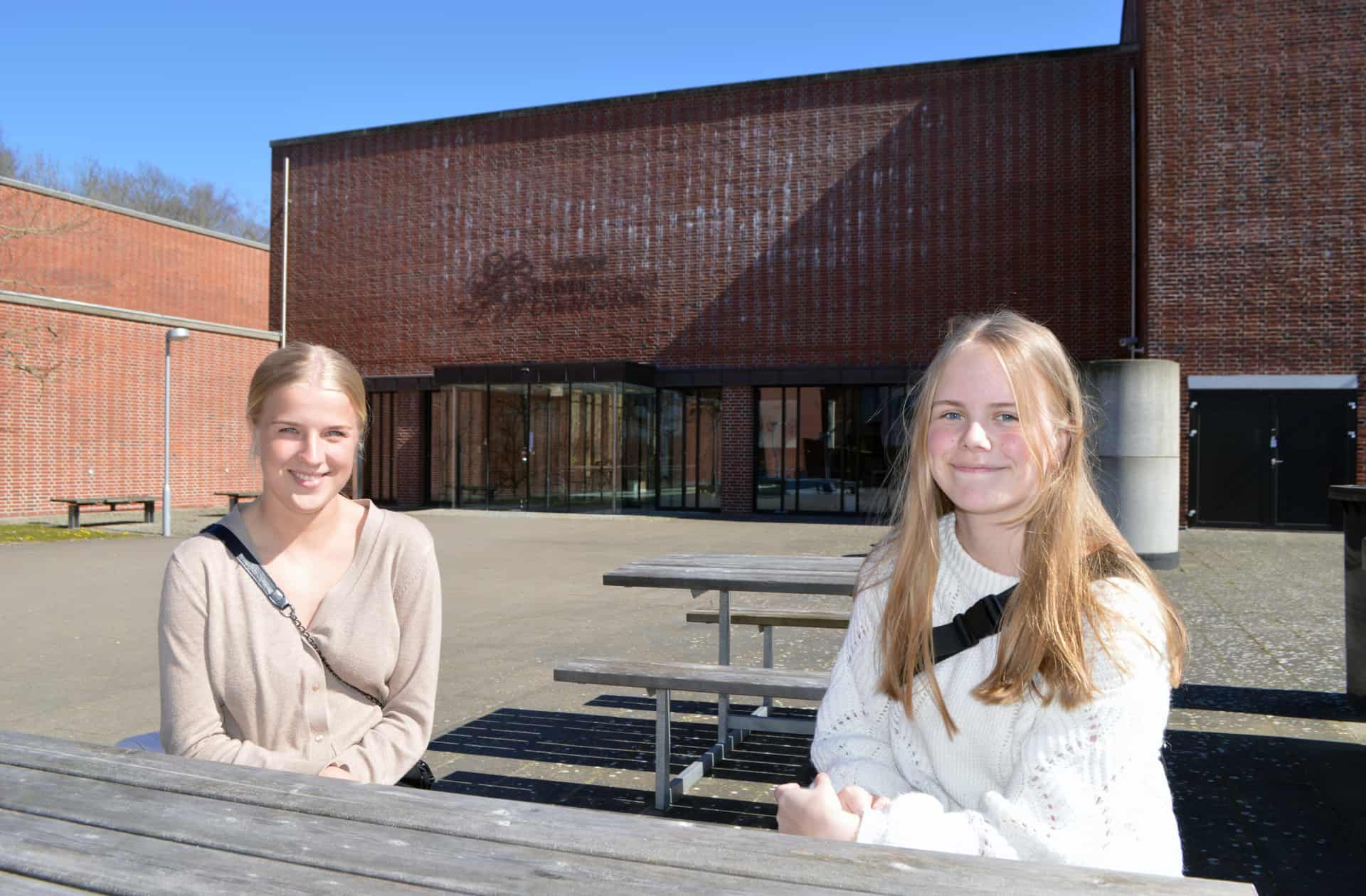 Der kommer ikke en ommer for Katja og Emma, der bliver studenter uden ...