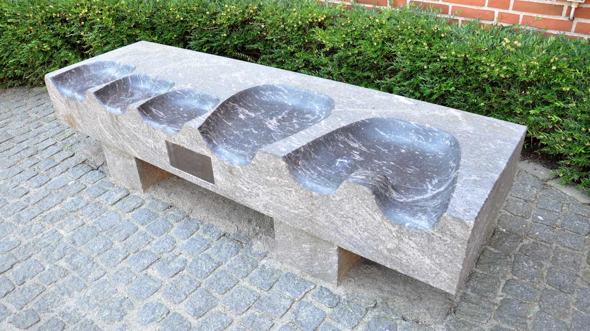 Måske passer din numse til bænken | ugeavisen.dk