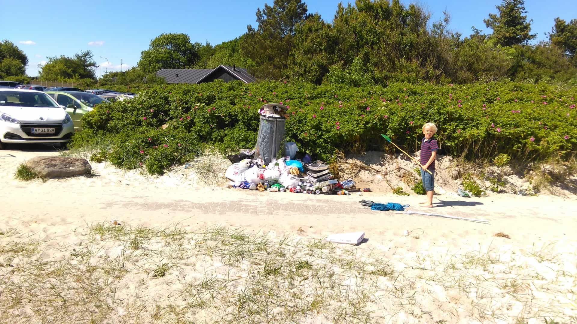 Blå Flag strand fyldt med skrald | ugeavisen.dk