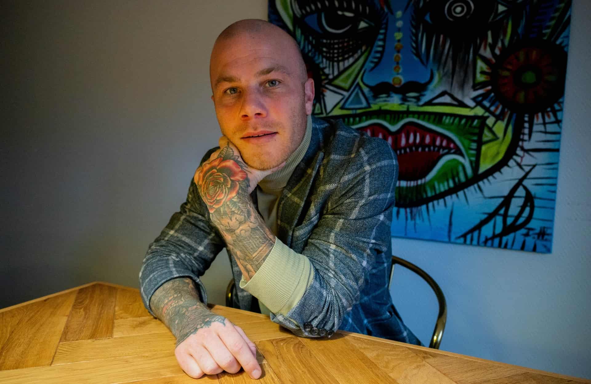 Mark blev gift og skilt på TV - og nu bugner hans indbakke: 'Gift dig ...