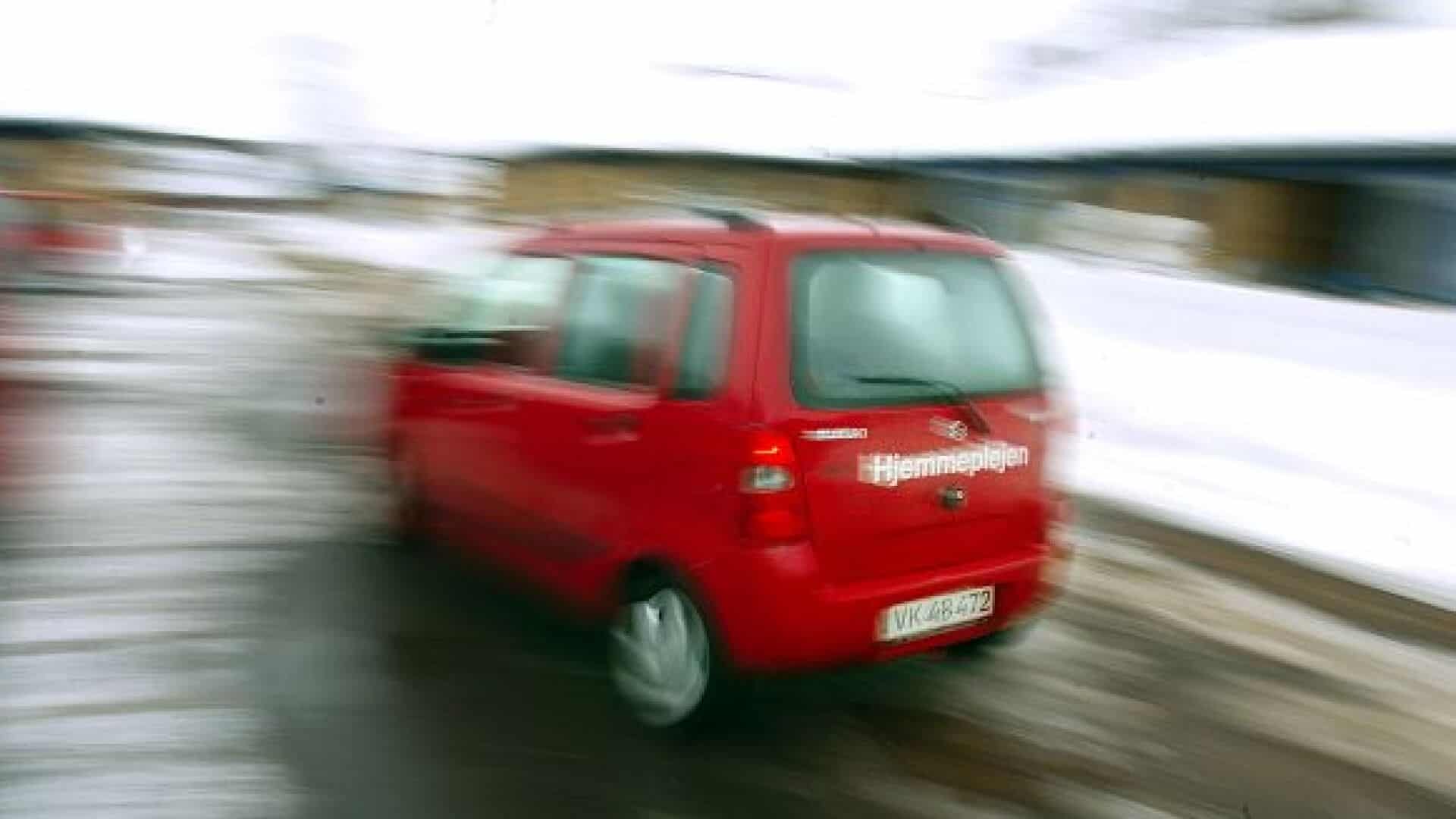 En vred mand lænkede bil til skur | stiften.dk