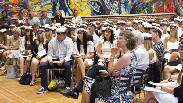 Se billederne: Studenter til dimission, på ladvogn og i dans | jv.dk