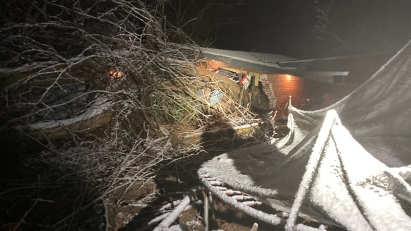 Jordskred truer en række huse i Mølholm: Fire familier er evakueret, og ...