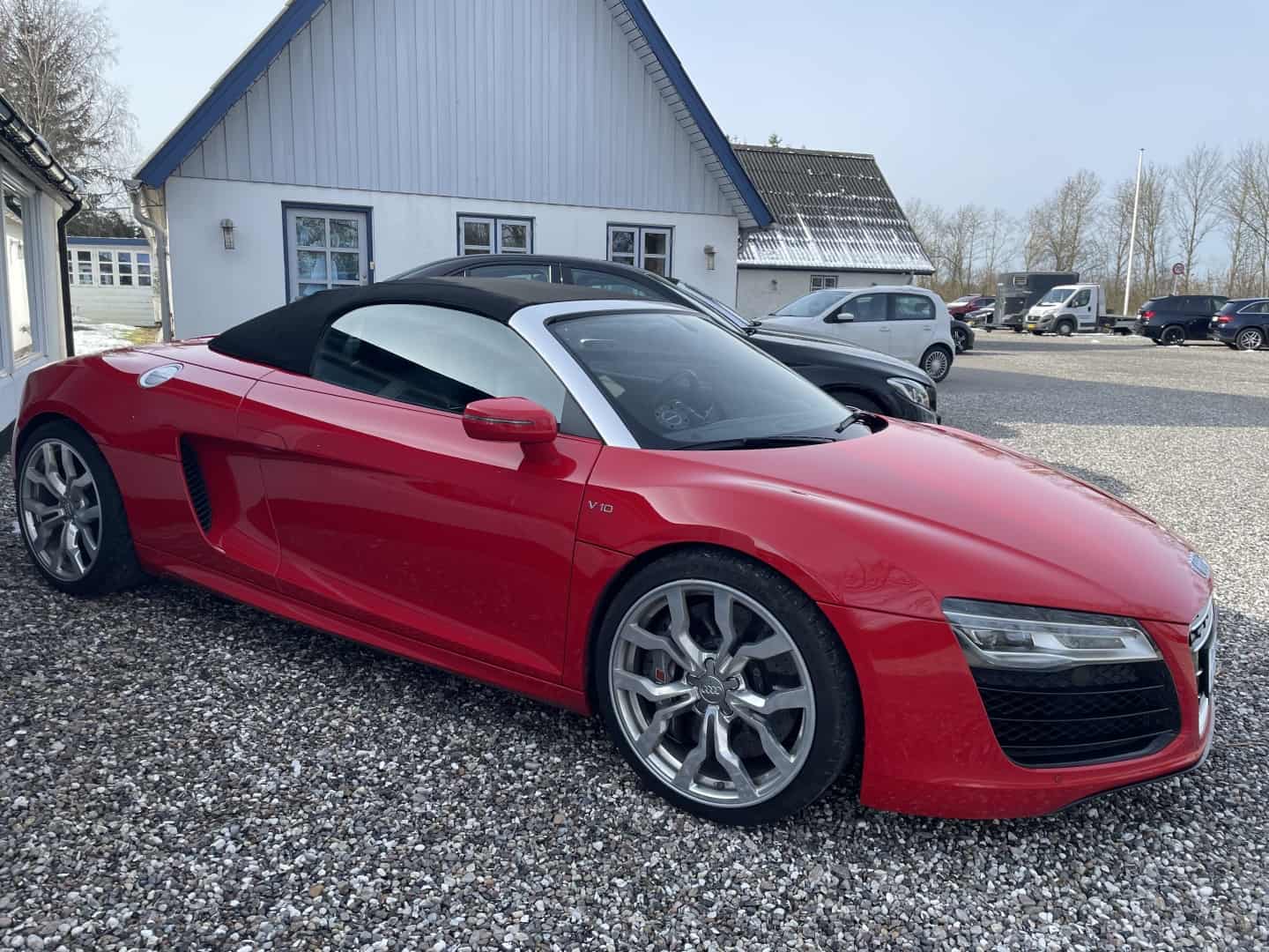 Se video og hør bilerne brøle: Thomas fra Tofte sælger superbiler i ...