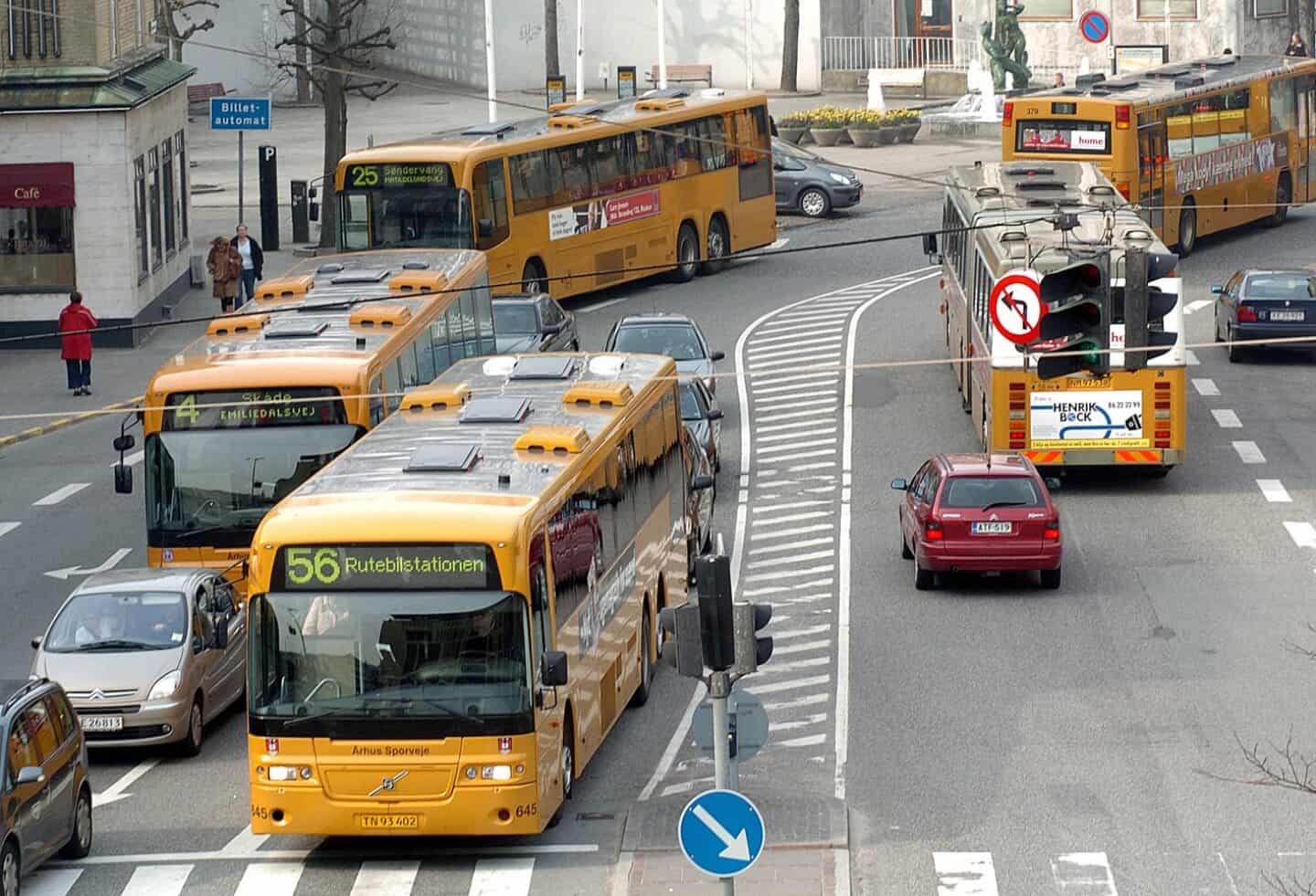 De gule busser har rullet i nu 80 år | stiften.dk
