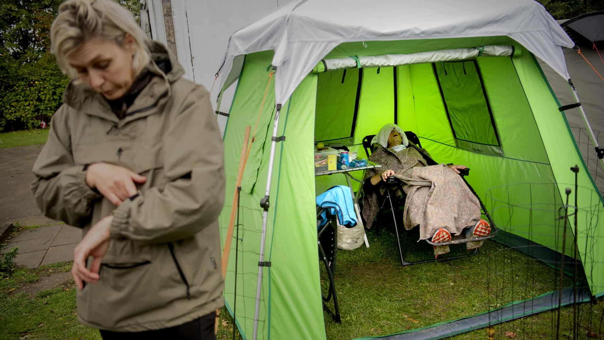 Hustru på sidelinjen: - Jeg bliver ved med at skubbe ham ud, til han ...