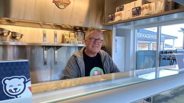 Selvom det så sort ud efter branden: John og Eva sælger atter is og ...