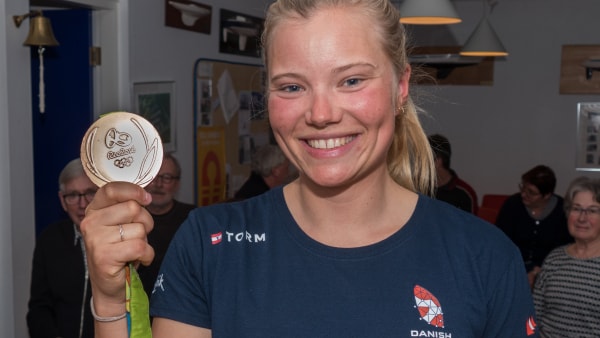 Sejlere: Da Anne-Marie Rindom besøgte Rudkøbing, sendte hun sin tunge OL-medalje rundt ...